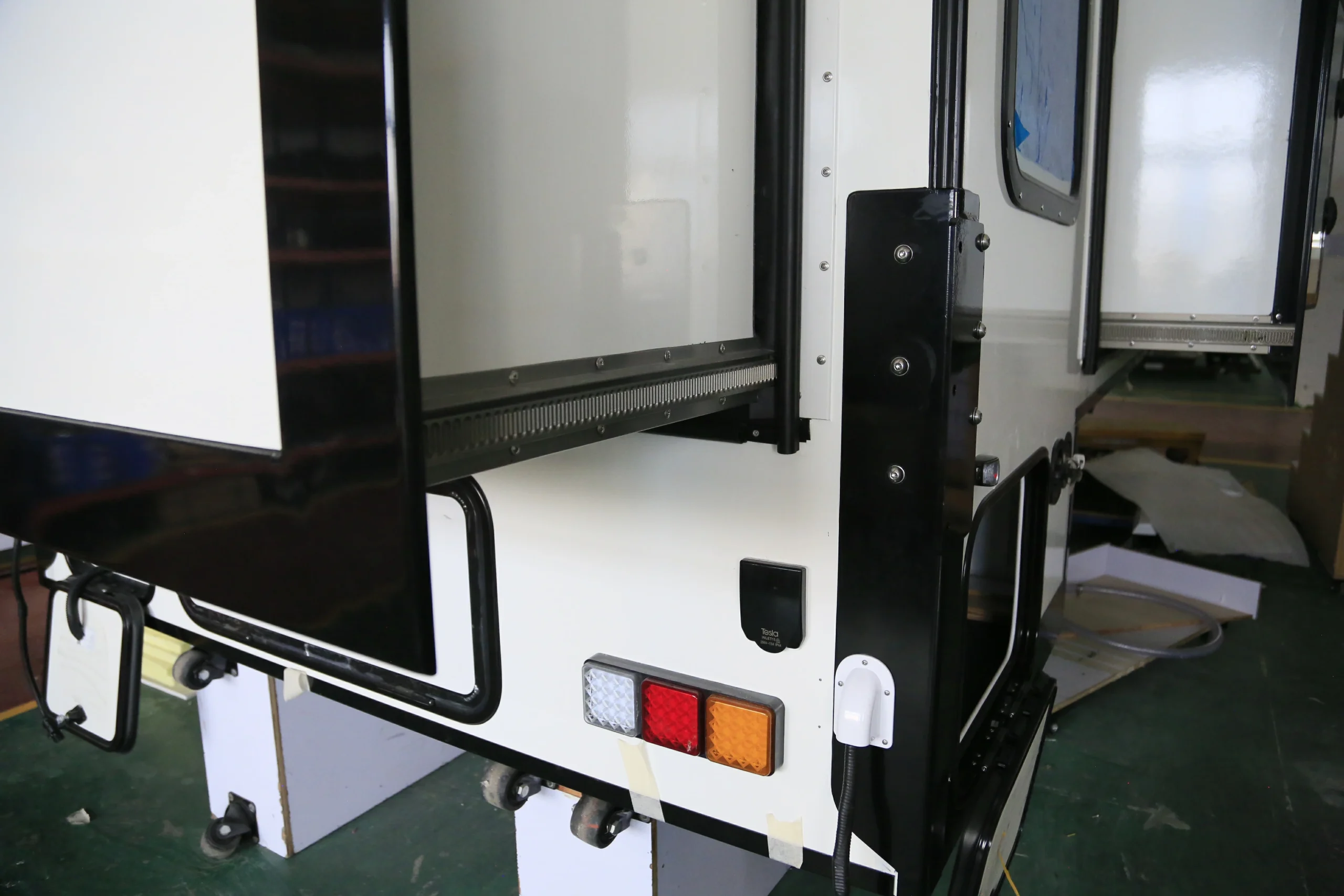 Slide-Out Truck Camper - Ecocampor